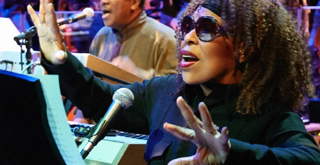 Muere Roberta Flack, intérprete del clásico "Killing Me Softly With His ...