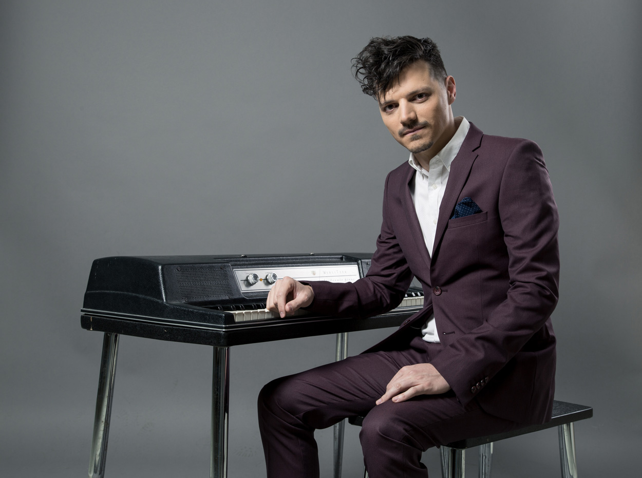 Escucha a Robles, mexicano que invade a España con su neobolero ...