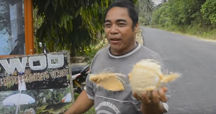 ¿Cómo pelar un coco en 10 segundos? - Sopitas.com