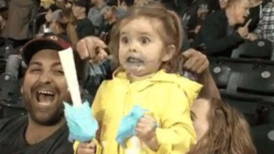 Esta niña come algodón de azúcar y... ¿alguien dijo guerra de Photoshop ...