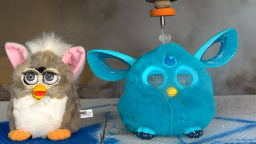 ¡El Horror! Así es como luce un Furby por dentro | Sopitas.com