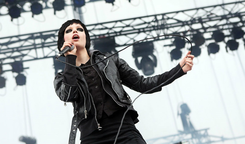 Alice Glass nos pone a bailar con "Baby Teeth" y anuncia nuevo disco