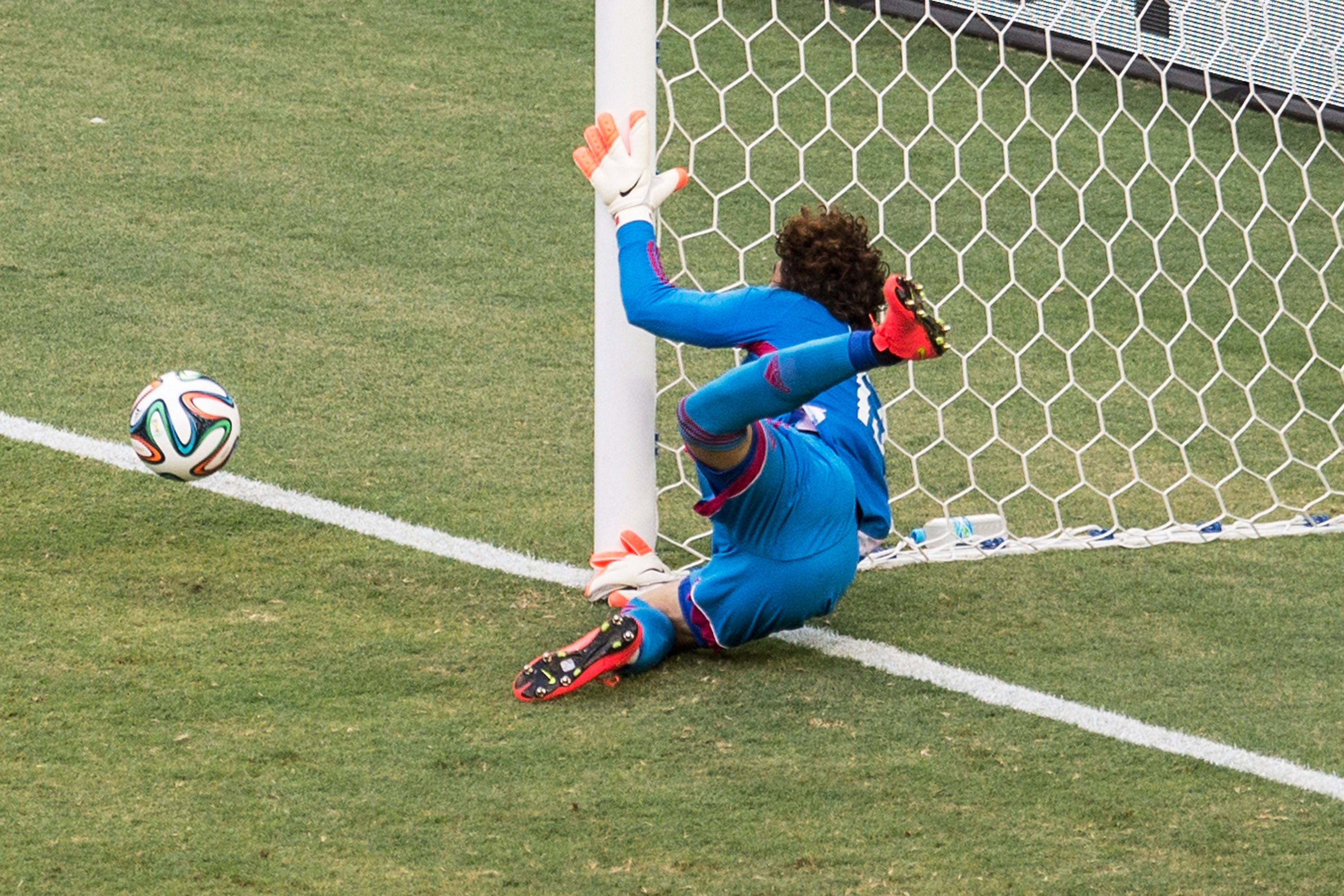 ¡Por la hazaña! Las mejores atajadas de Guillermo Ochoa en Brasil 2014