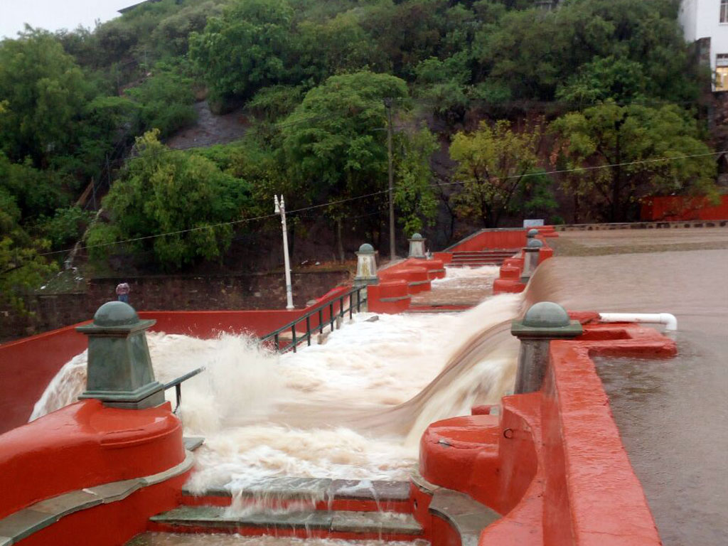 Por lluvias, en Guanajuato desborda Presa de la Olla