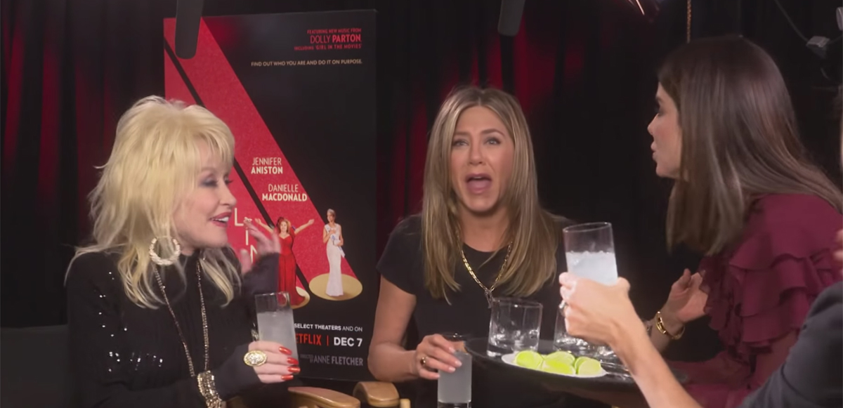 Jennifer Aniston y el inesperado beso en la boca que le dio a Sandra ...