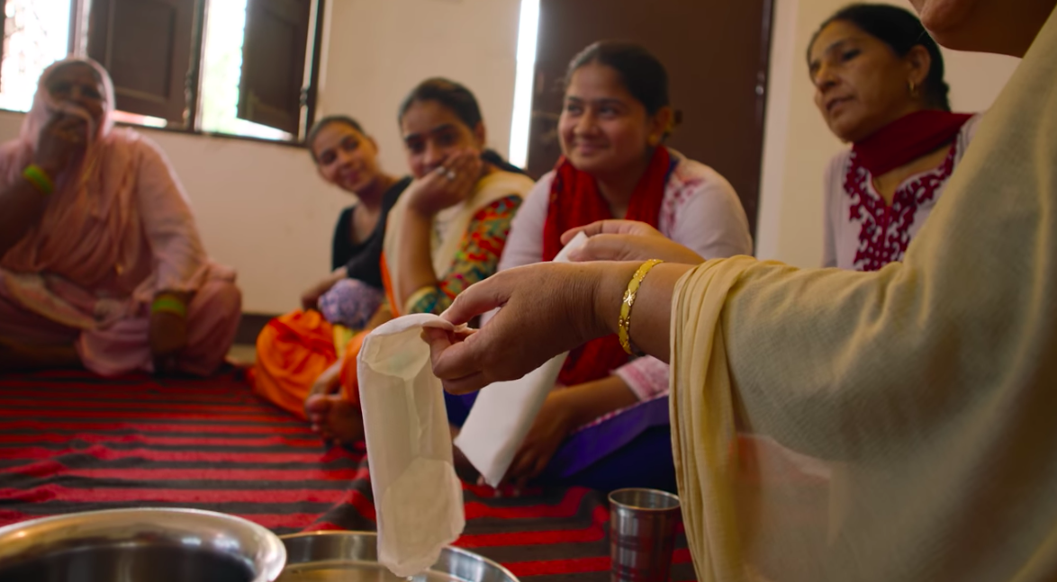 'Period. End of Sentence': El documental sobre la menstruación que se ...