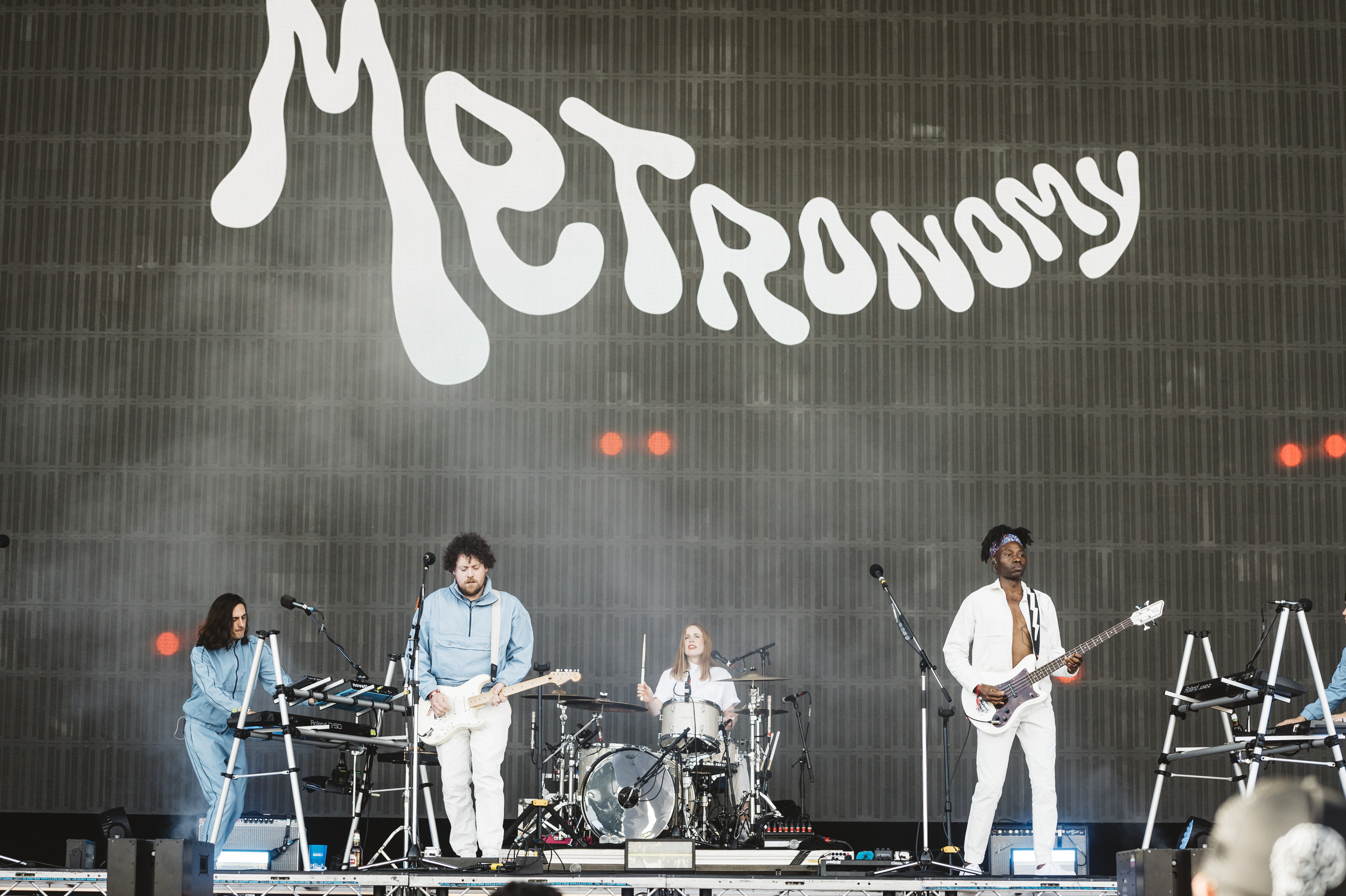 Metronomy los anima dar el sí con su nueva canción "Wedding Bells"