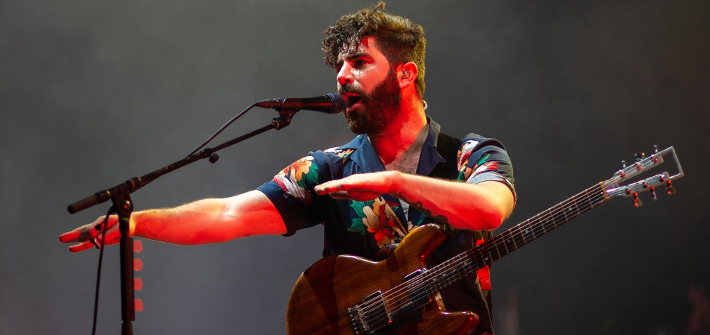 Foals lanza un épico video para "Neptune" y advierte del apocalipsis