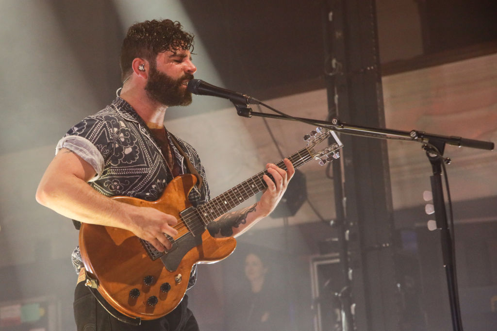 Foals lanza un épico video para "Neptune" y advierte del apocalipsis