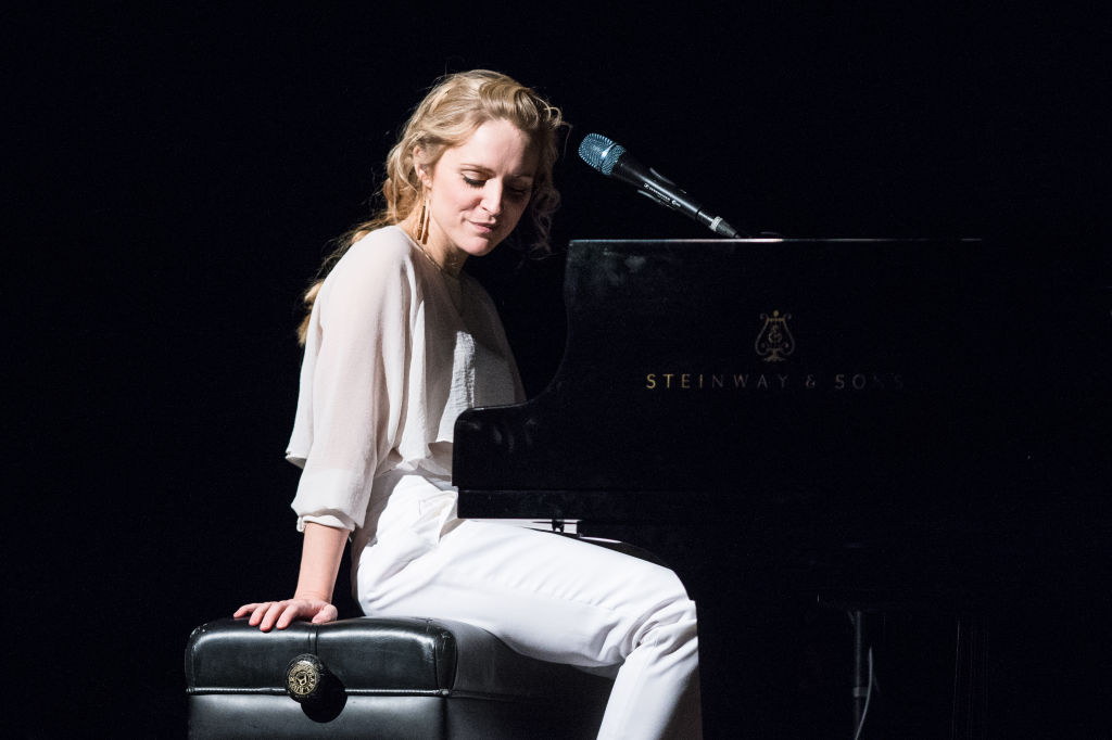 Agnes Obel: El piano y la voz que te llevarán al lugar más bello de la ...
