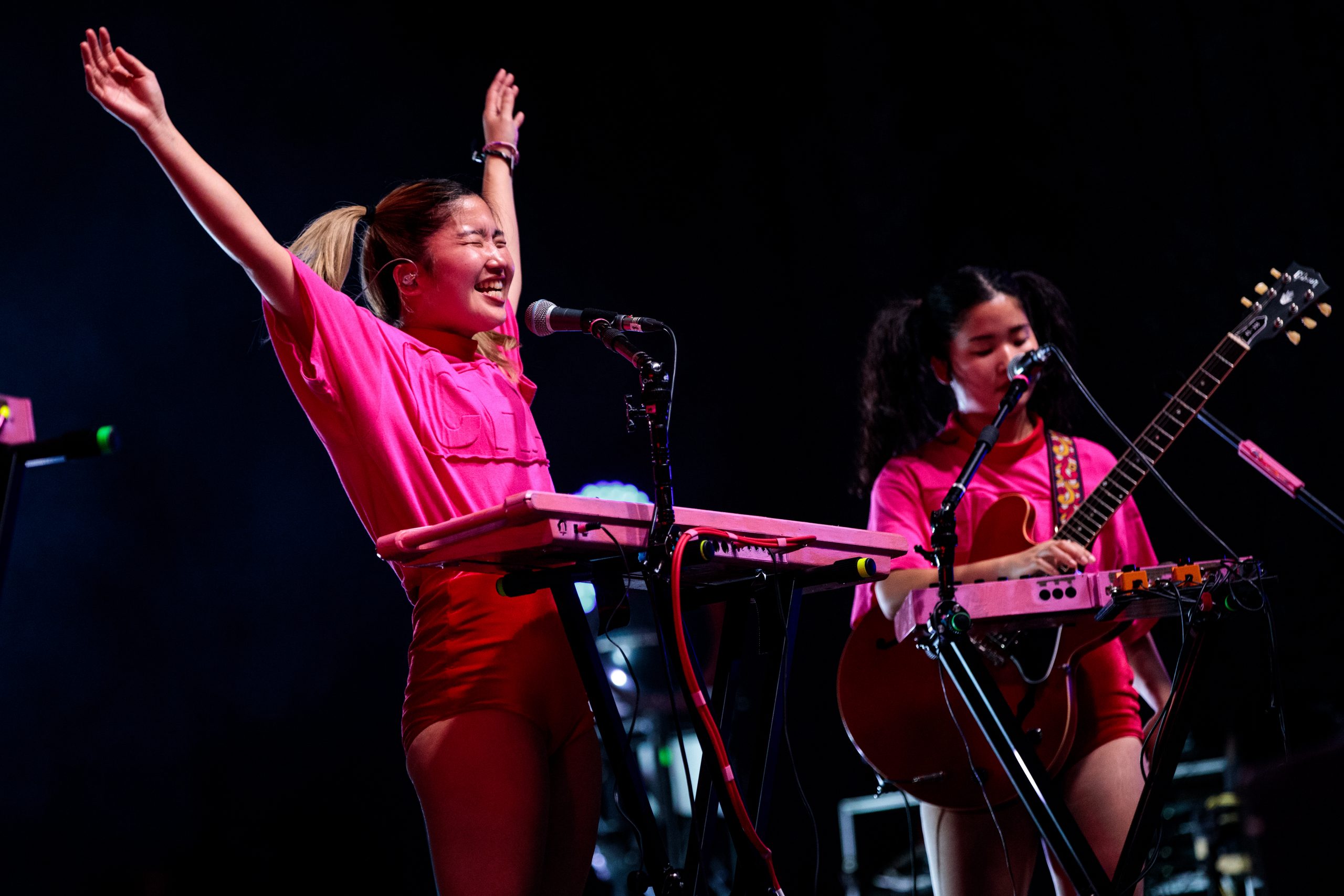 CHAI: La banda de chicas que quieren llenar al mundo de buena vibra con ...