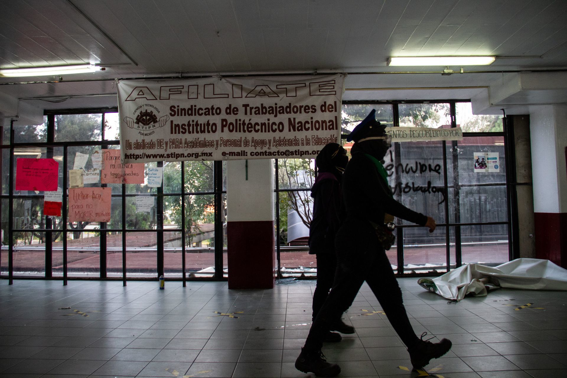 Encapuchadas irrumpen en Voca 4 del IPN; convocan a paro de labores y cierre de escuela