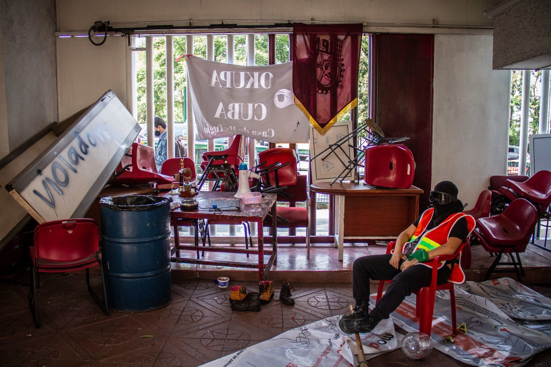 Encapuchadas irrumpen en Voca 4 del IPN; convocan a paro de labores y cierre de escuela