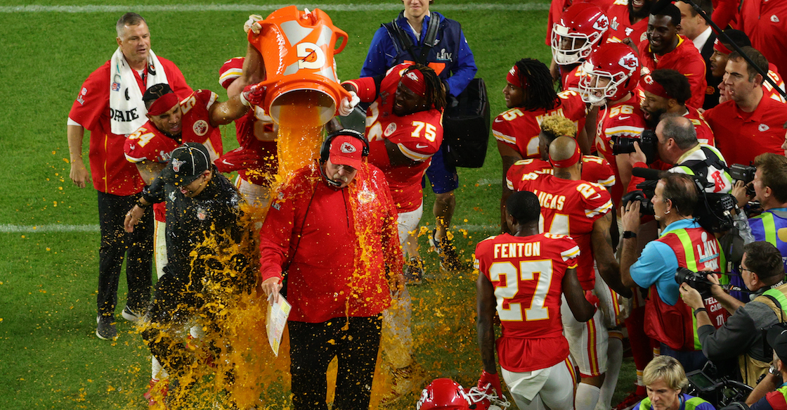 La historia del baño de Gatorade al coach campeón del Super Bowl