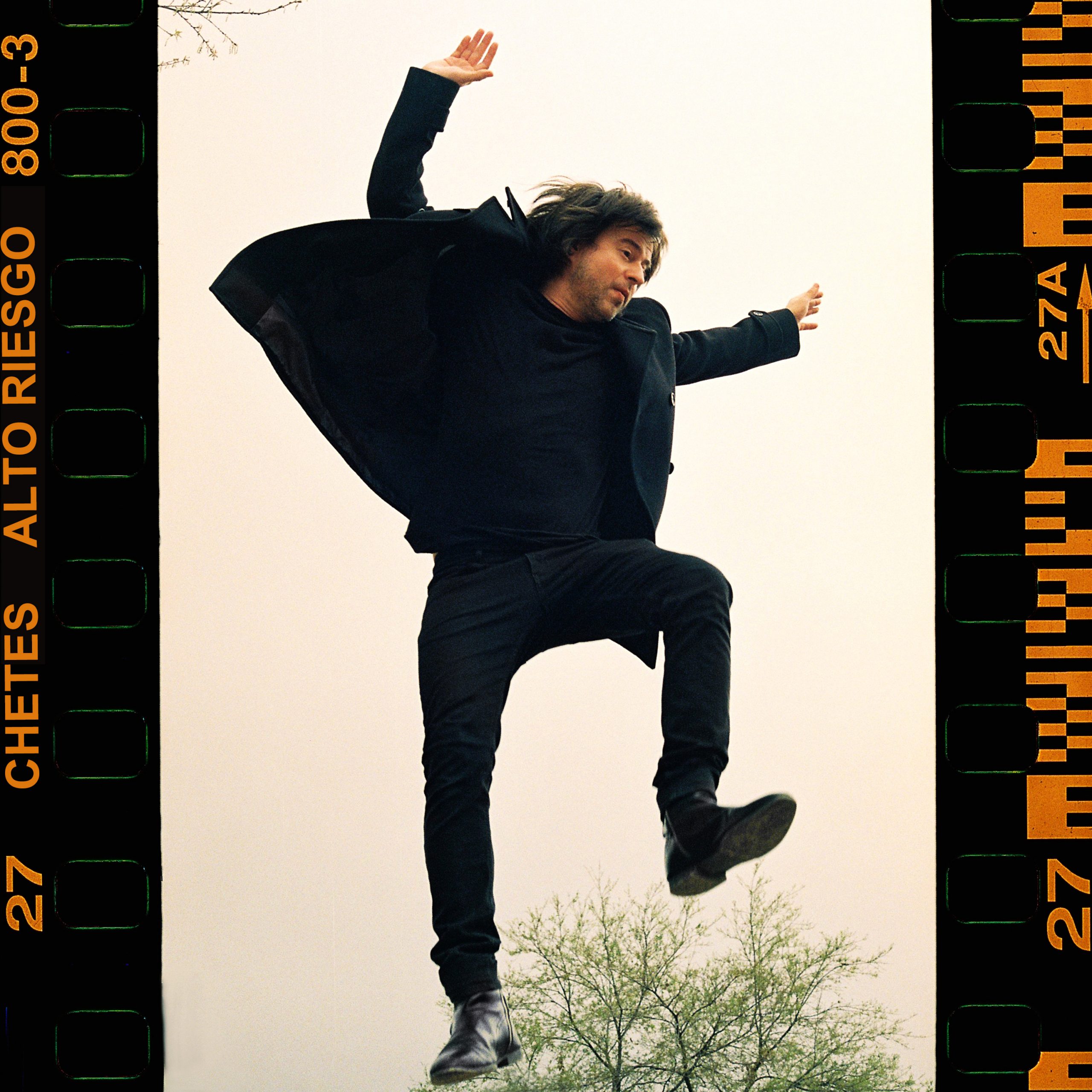 Chetes nos regala unos buenos guitarrazos en su nueva rola "Alto Riesgo"