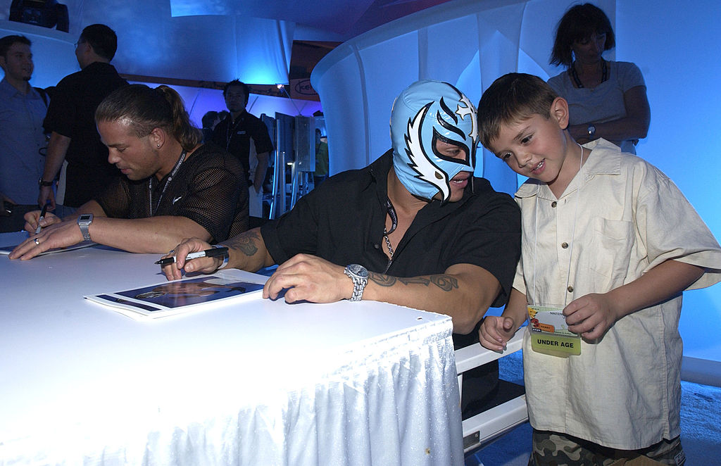 Rey Mysterio y su hijo, Dominik, hacen historia en la división de ...