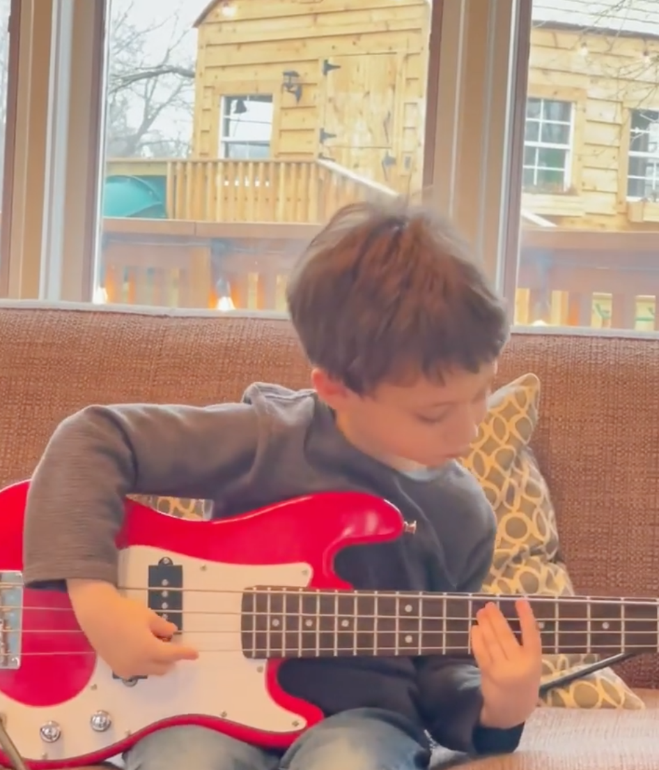 Miles Bonham: El niño prodigio de 5 años que graba (solito) sus covers ...