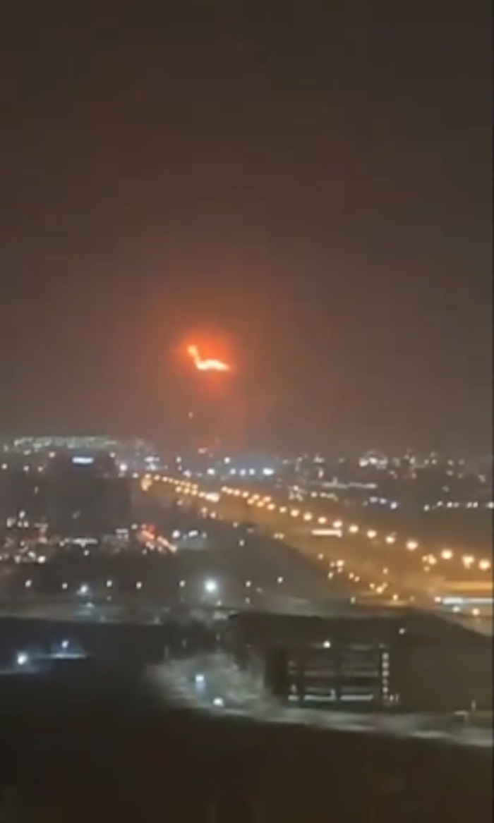 Se registra incendio y explosión en el puerto de Jebel Ali en Dubái