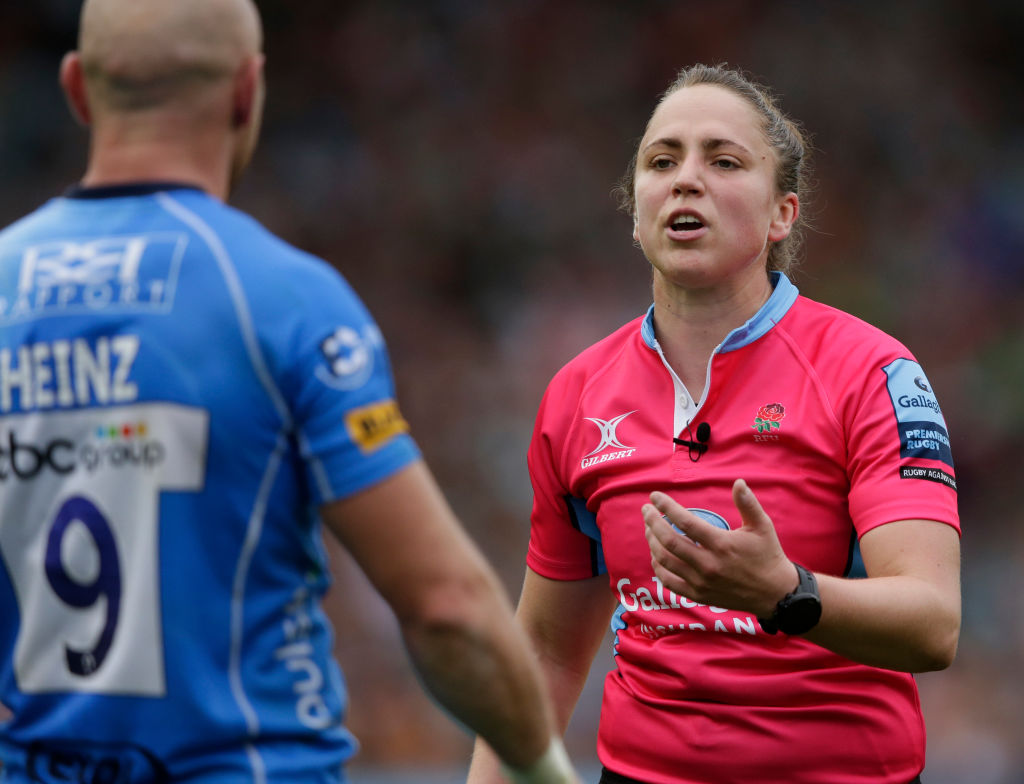 Sara Cox, la primera árbitra que oficia un partido en la Premiership Rugby
