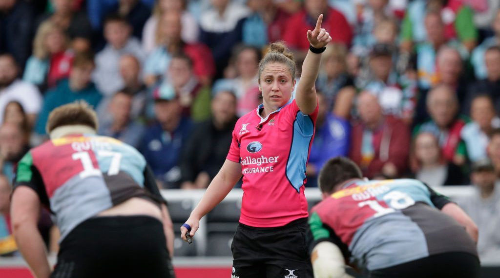 Sara Cox, la primera árbitra que oficia un partido en la Premiership Rugby