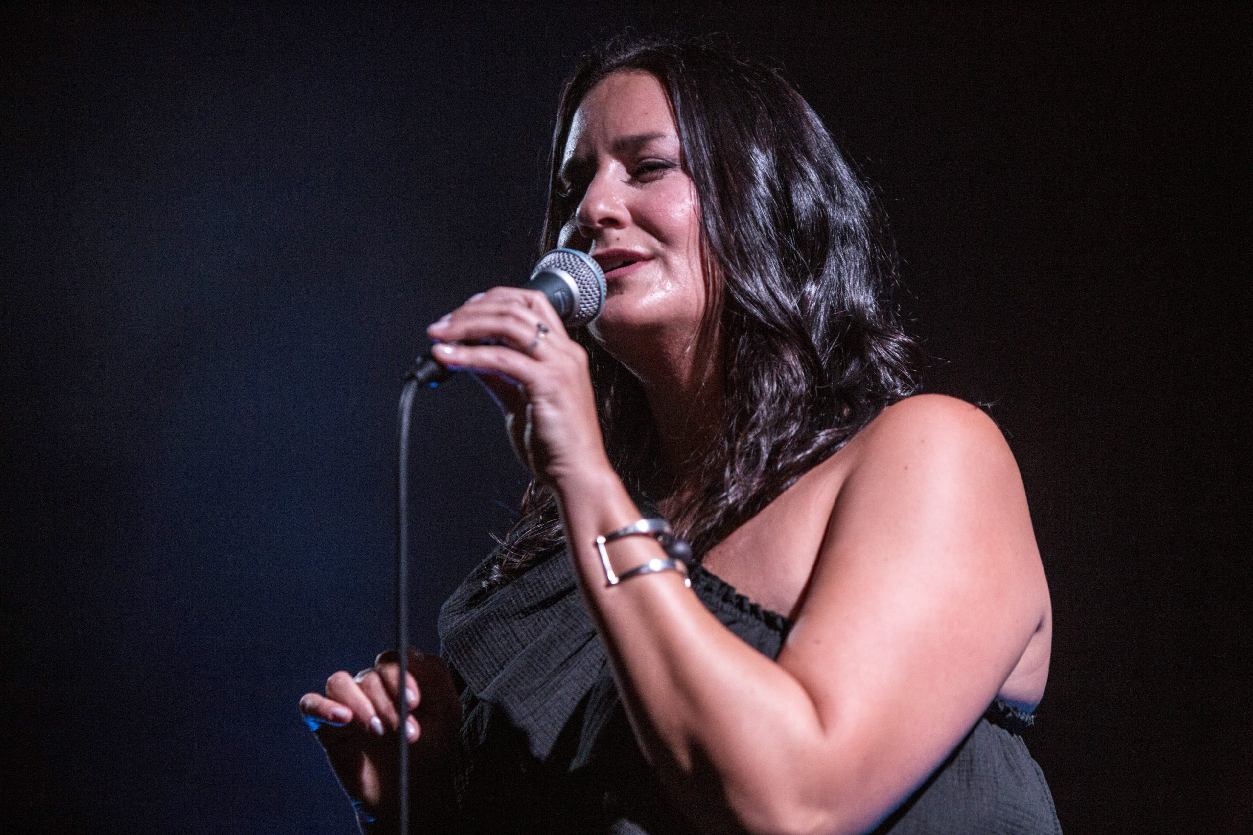 Monogem: La artista que te hará bailar con su pop con sabor latino