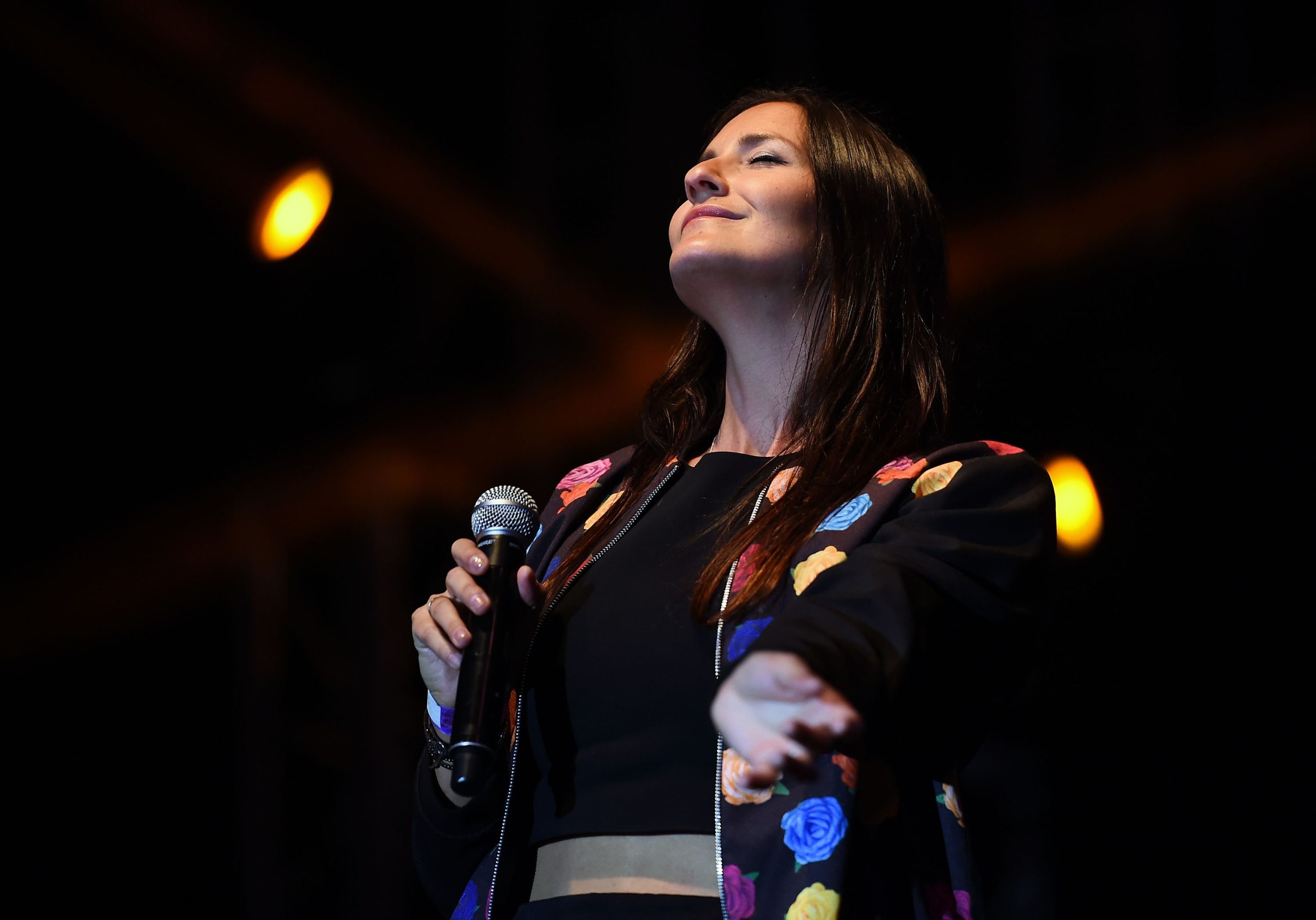 Monogem: La artista que te hará bailar con su pop con sabor latino