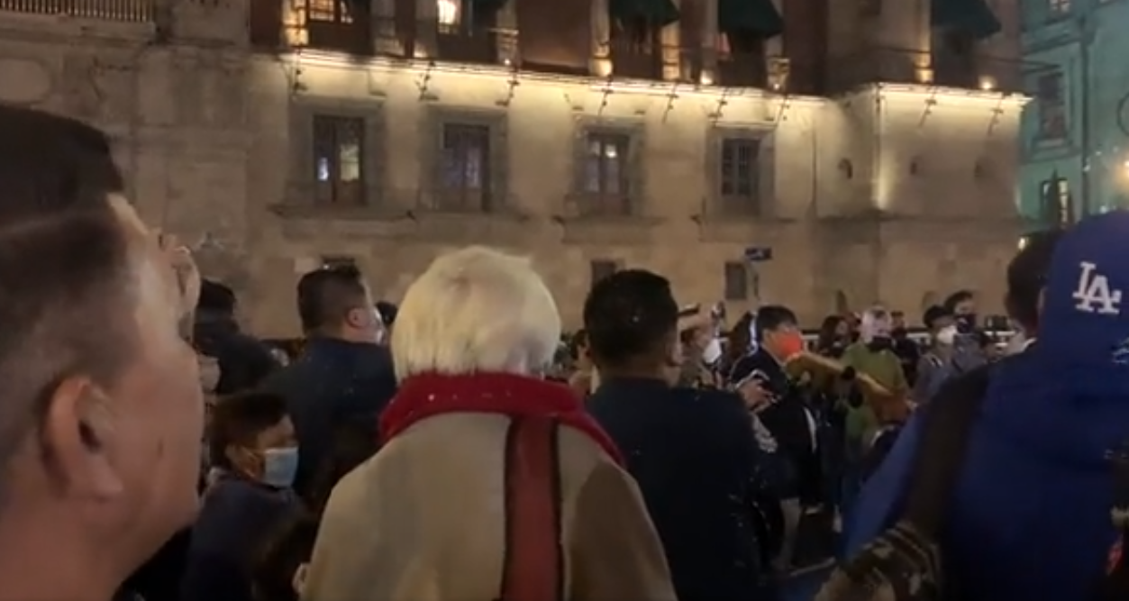 Llevan serenata a AMLO en Palacio Nacional por su cumpleaños