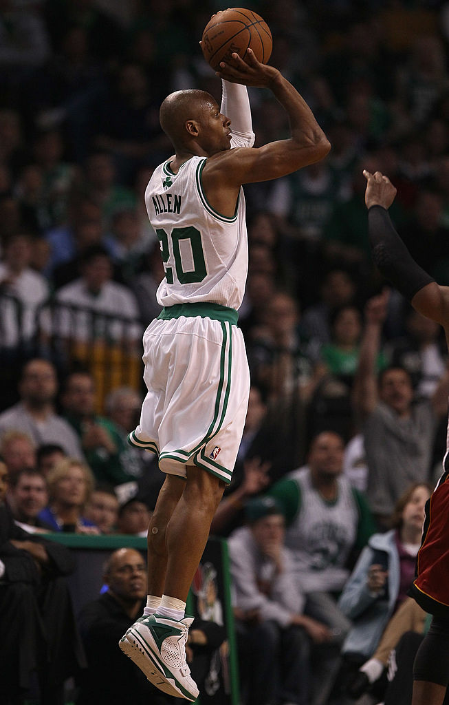 ¿Cuántos triples necesita Steph Curry para romper la marca de Ray Allen?
