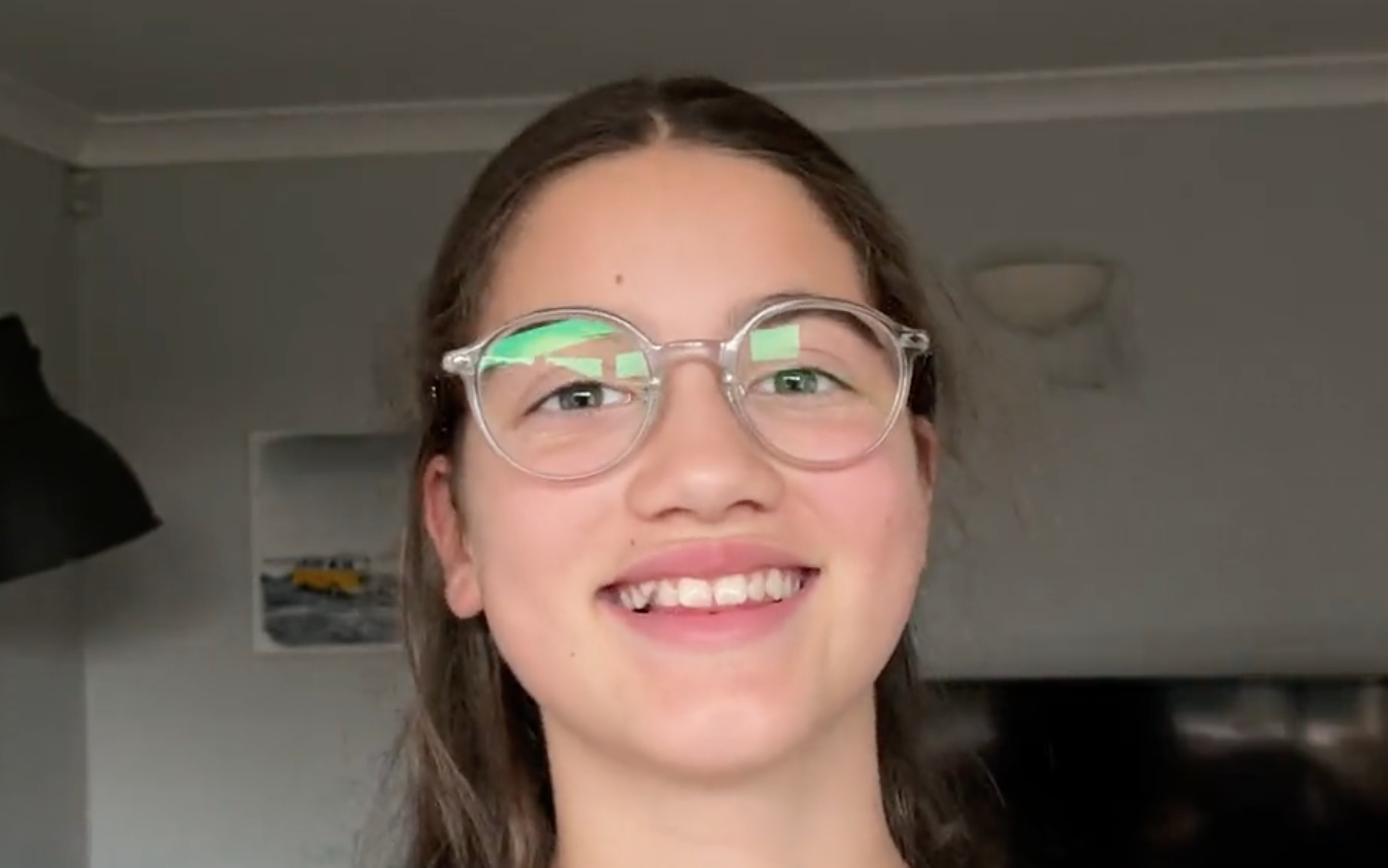 Una carta de Lowri: La niña (con lentes) que inspiró a Mirabel de 'Encanto'