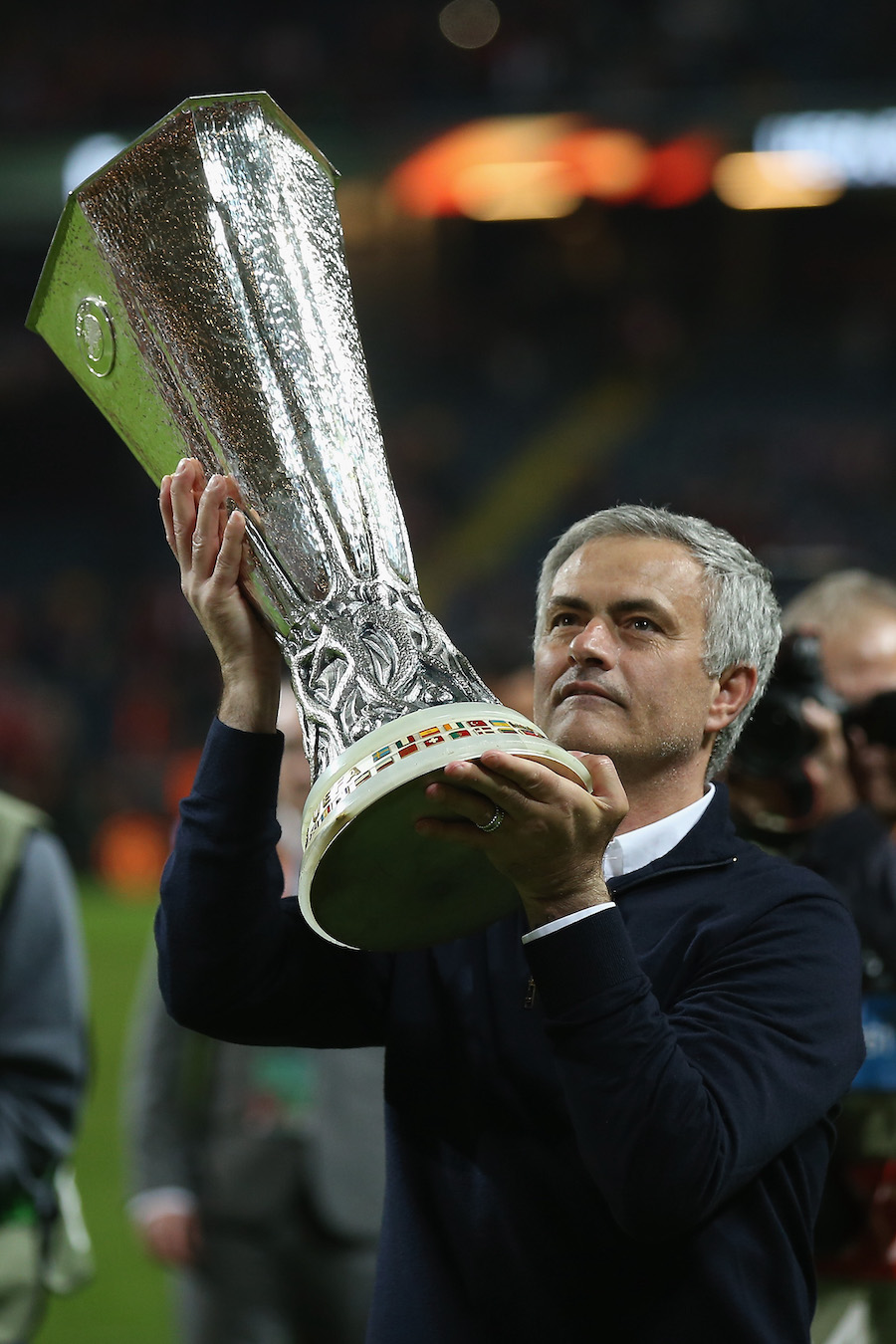 Mourinho es primer entrenador en ganar Champions, Europa y Conference