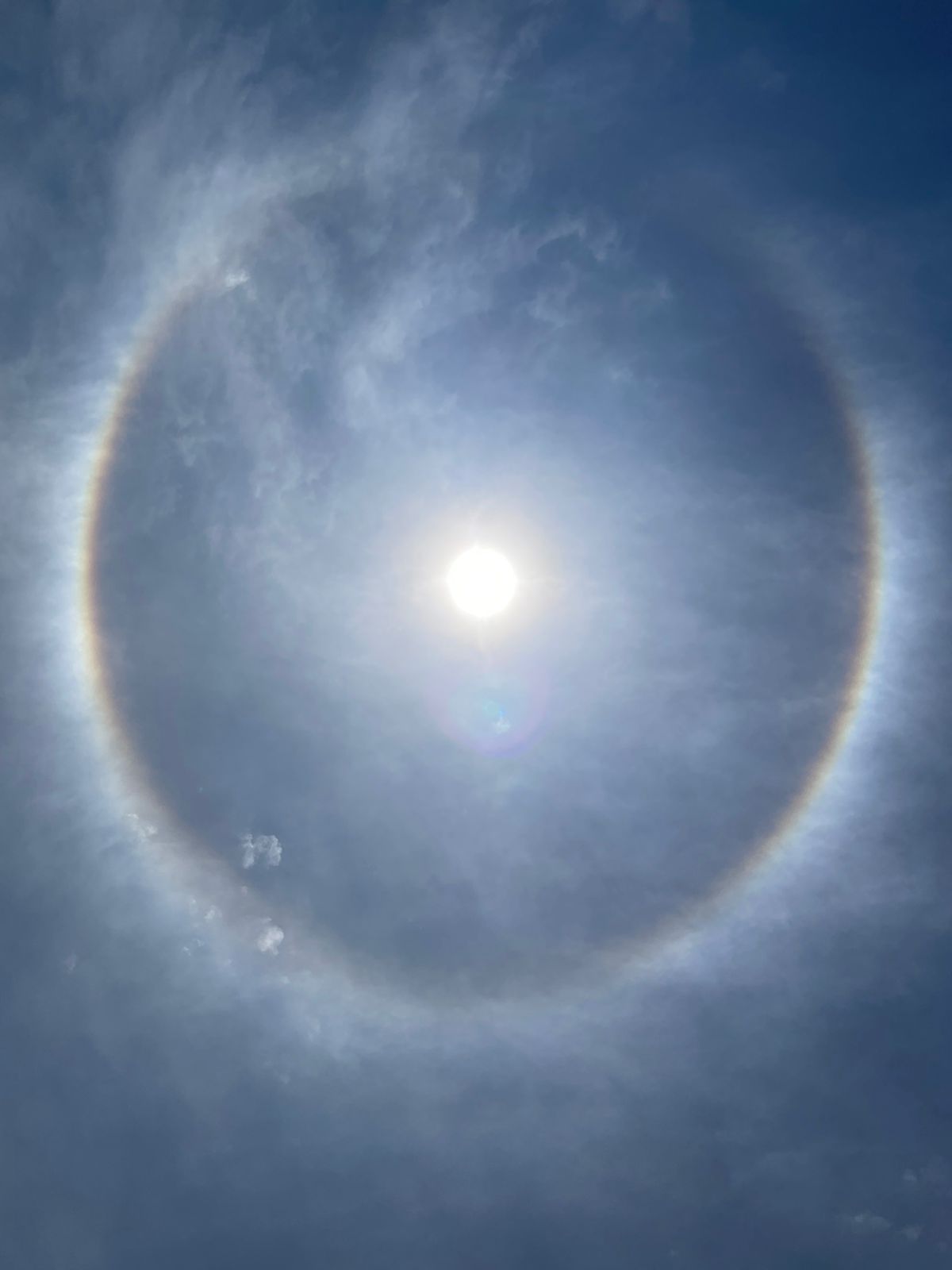 Halo solar: ¿Por qué se forma un arcoíris alrededor del Sol?