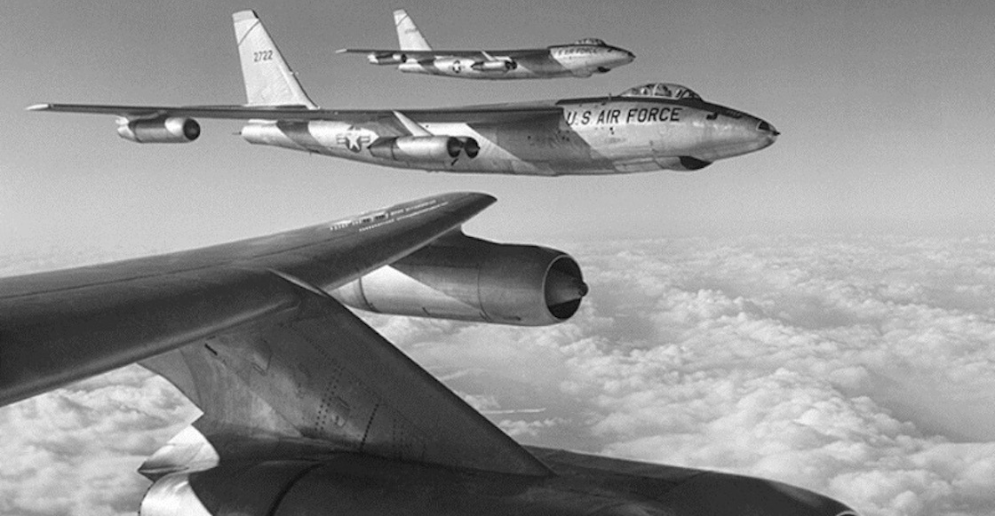 El día que desaparecieron dos bombas nucleares en un avión que volaba a ...
