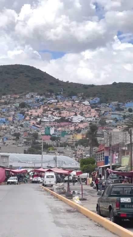 El meme se hizo canon: Pintan casas para formar cara del Doctor Simi en ...