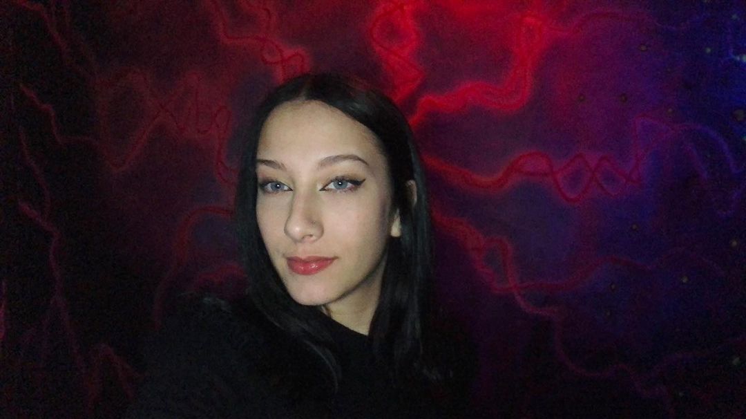 Historias memeras: ¿De dónde salió el meme de la 'chica explicando'?