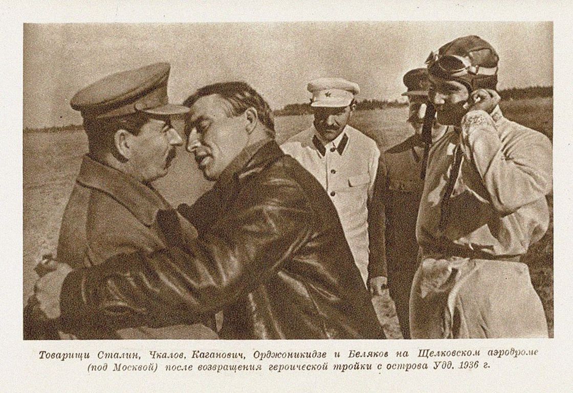 ¡Camaradas! Los besos rusos entre hombres que desaparecieron junto con la URSS