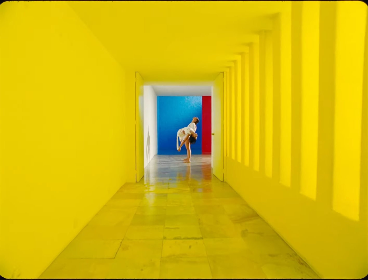 Elton John y Britney Spears lanzan el video de "Hold Me Closer" grabado ...