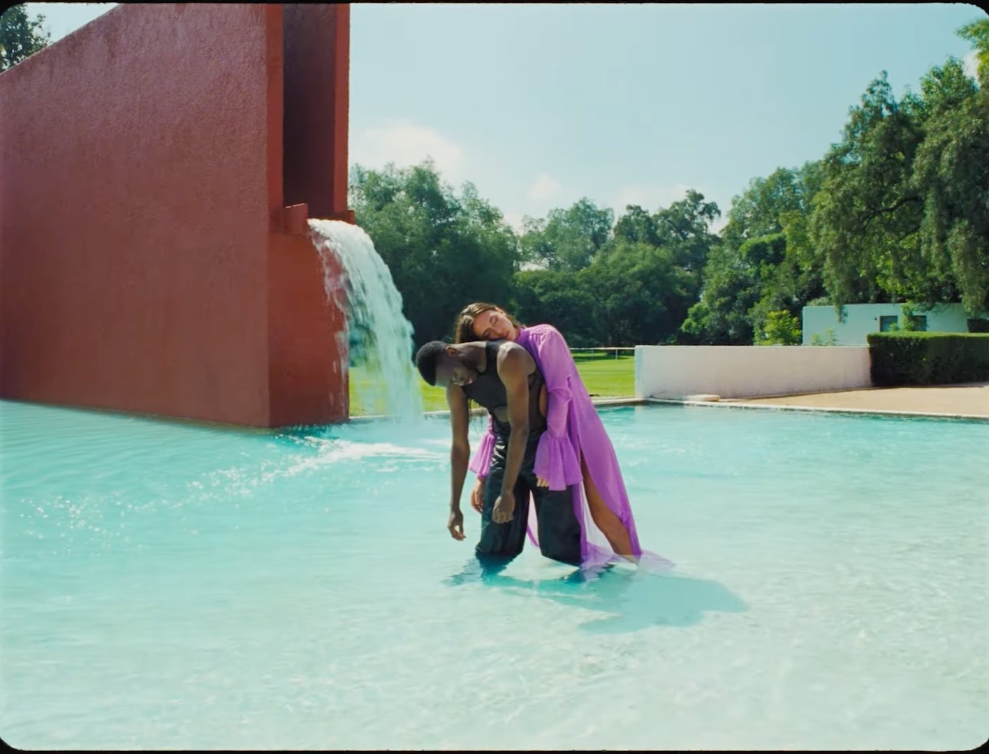 Elton John y Britney Spears lanzan el video de "Hold Me Closer" grabado ...
