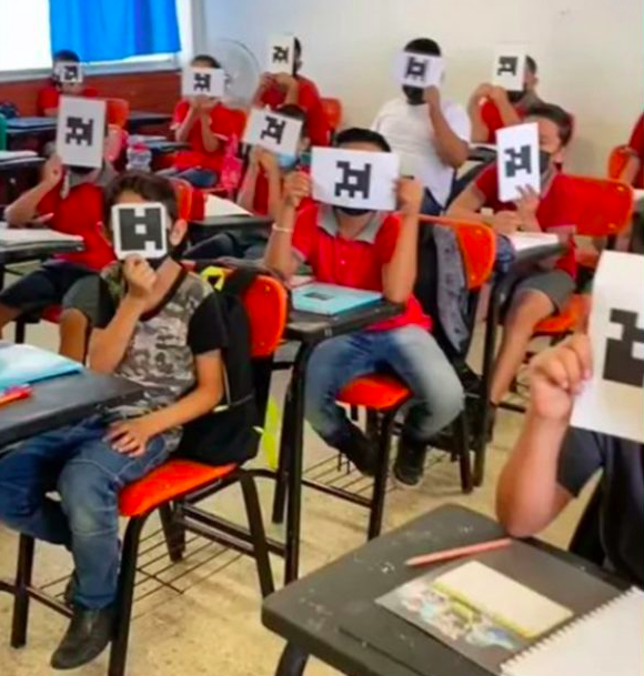 El futuro es hoy: Maestra se hace viral por pasar lista con códigos QR