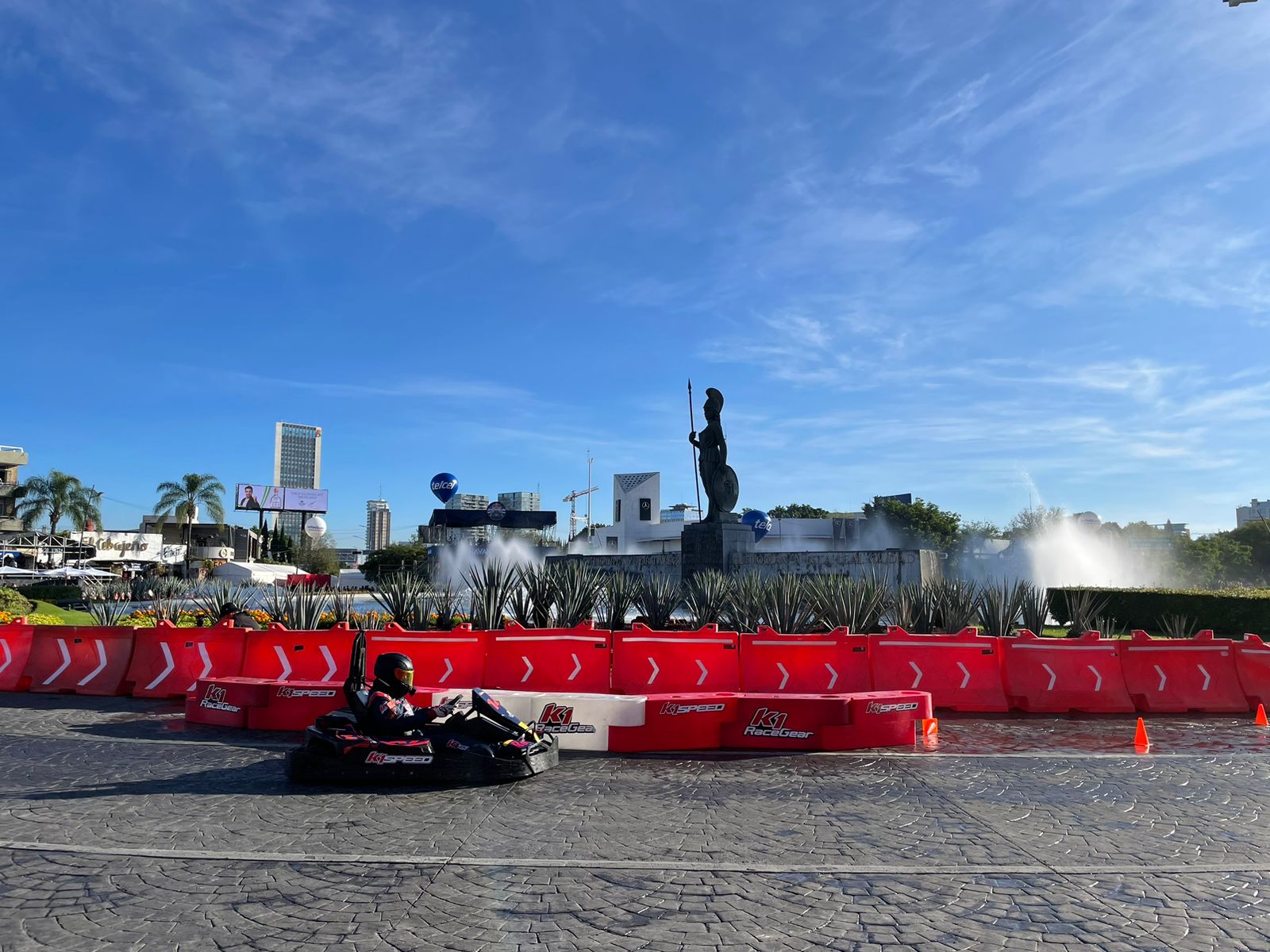 En imágenes y videos: Así se vive el Red Bull Show Run de Checo Pérez ...