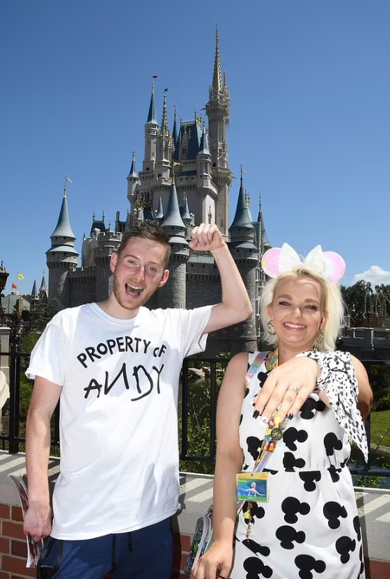 Organizan boda estilo Disney en un hospital; la esposa falleció de cáncer