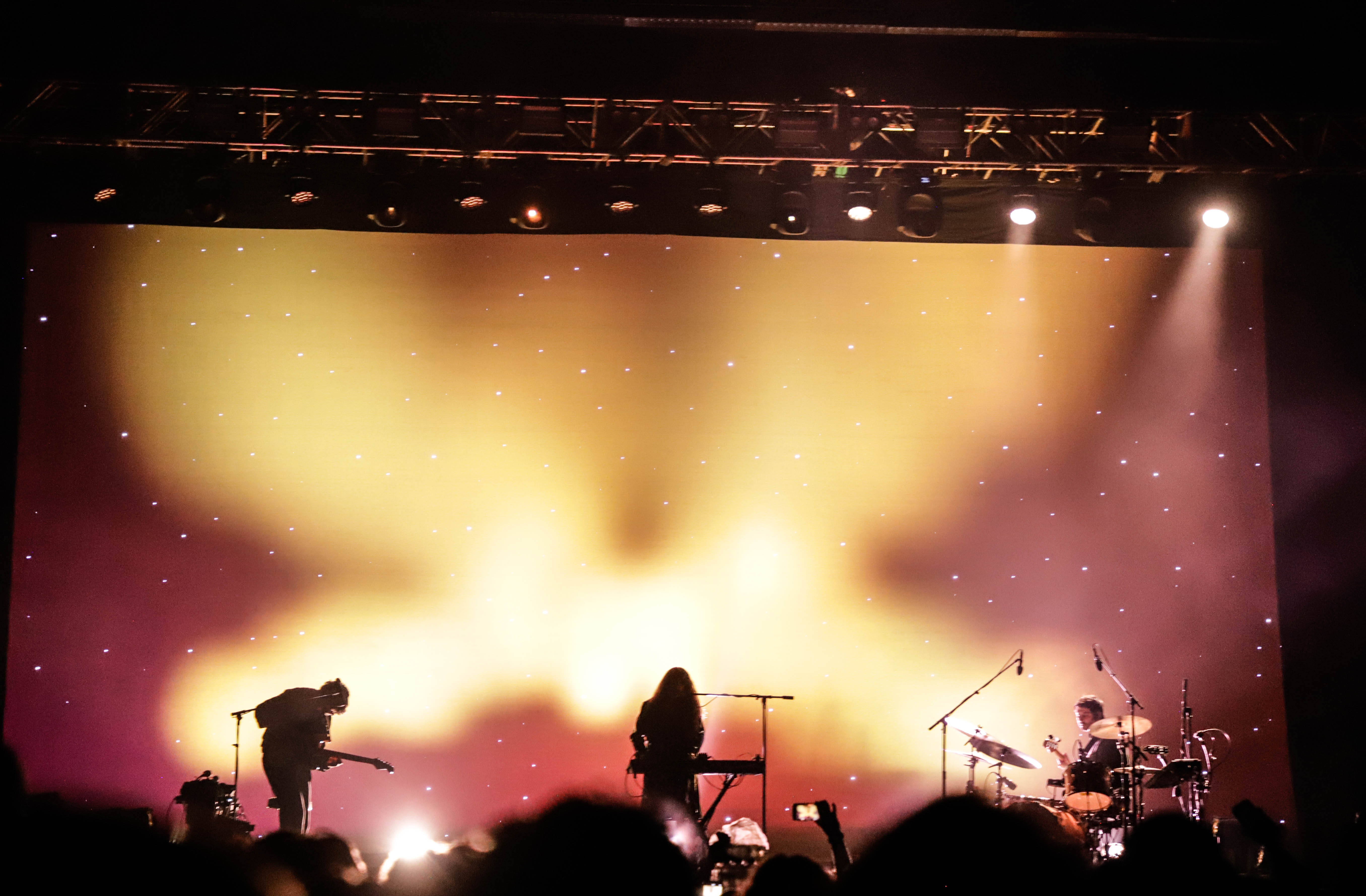 Beach House nos llevó fuera del planeta con sorpresas para fans en su ...