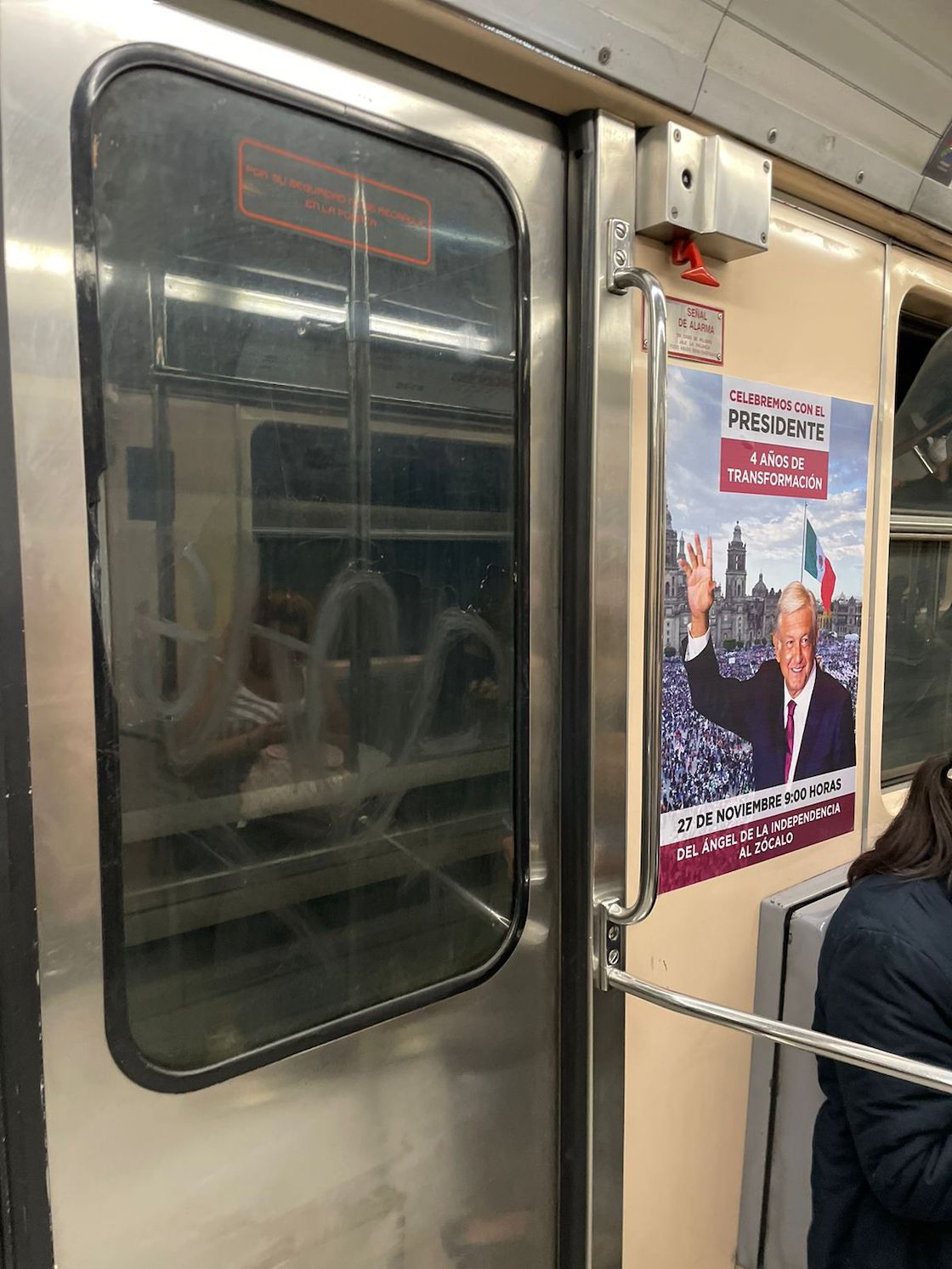 Aparece propaganda en el Metro CDMX que invita a la marcha de AMLO