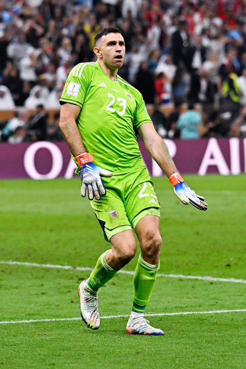 Las veces que el 'Dibu' Martínez se pasó de la raya en sus festejos