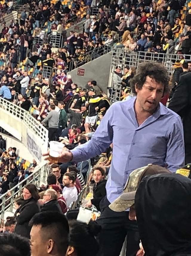 Hay un grupo en Facebook de dobles de Adam Sandler y las fotos son una ...