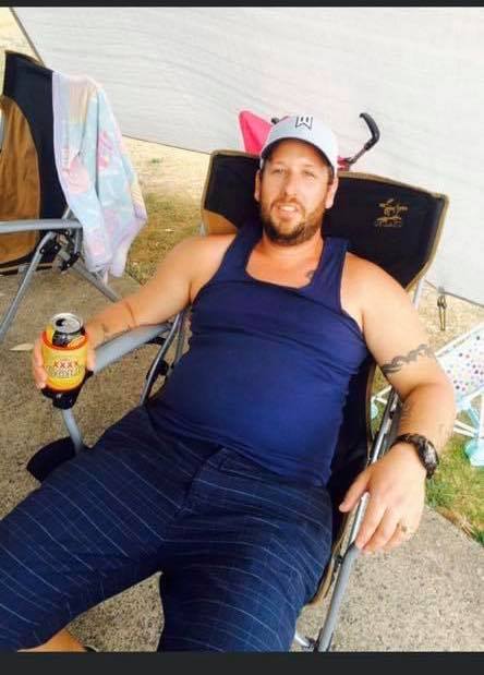 Hay un grupo en Facebook de dobles de Adam Sandler y las fotos son una ...