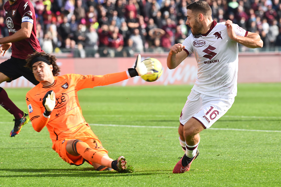 Las 7 atajadas de Memo Ochoa en el empate de la Salernitana ante Torino