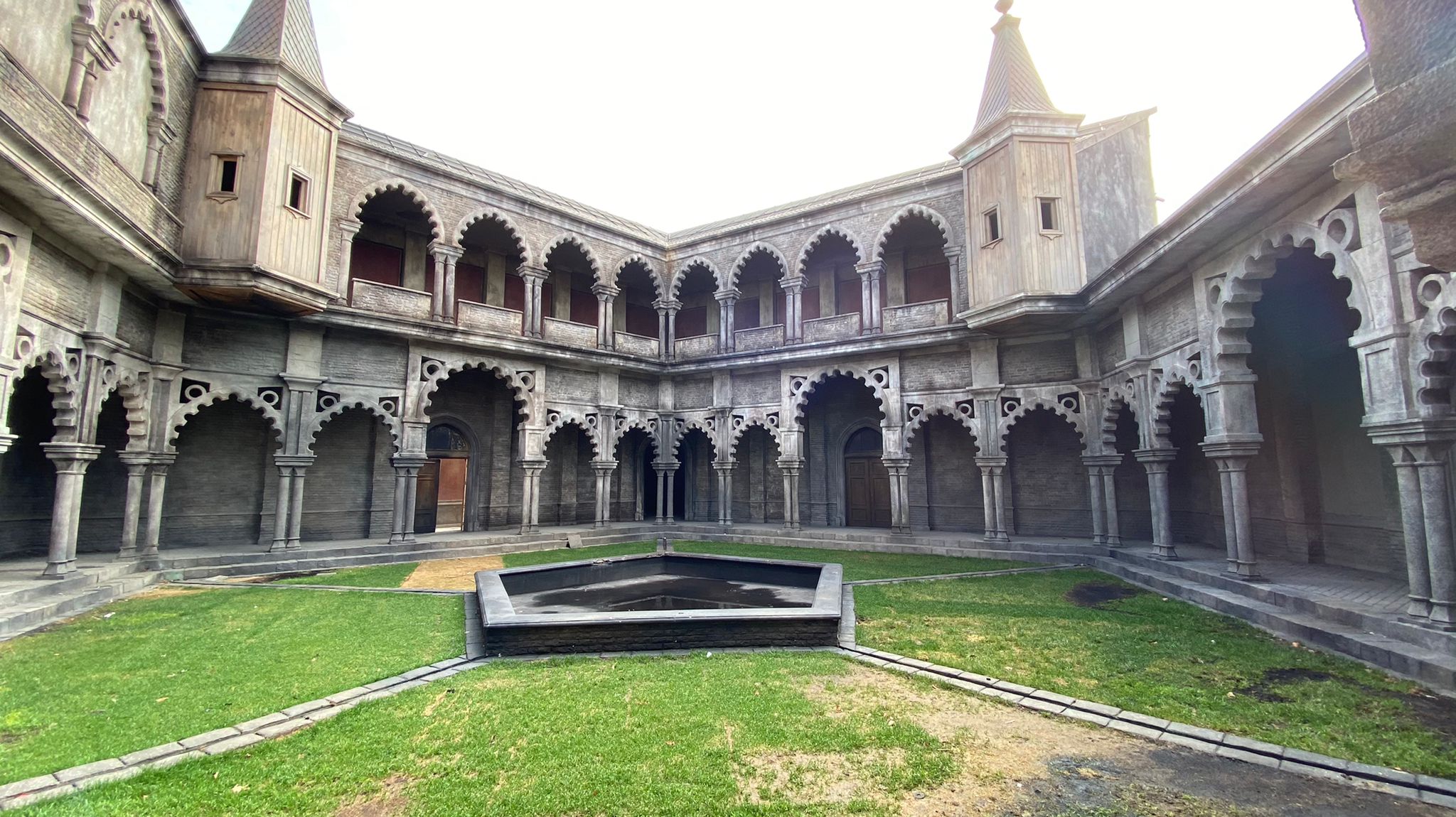 Te decimos cómo visitar el set donde se filmó 'Wednesday' y en cuánto ...