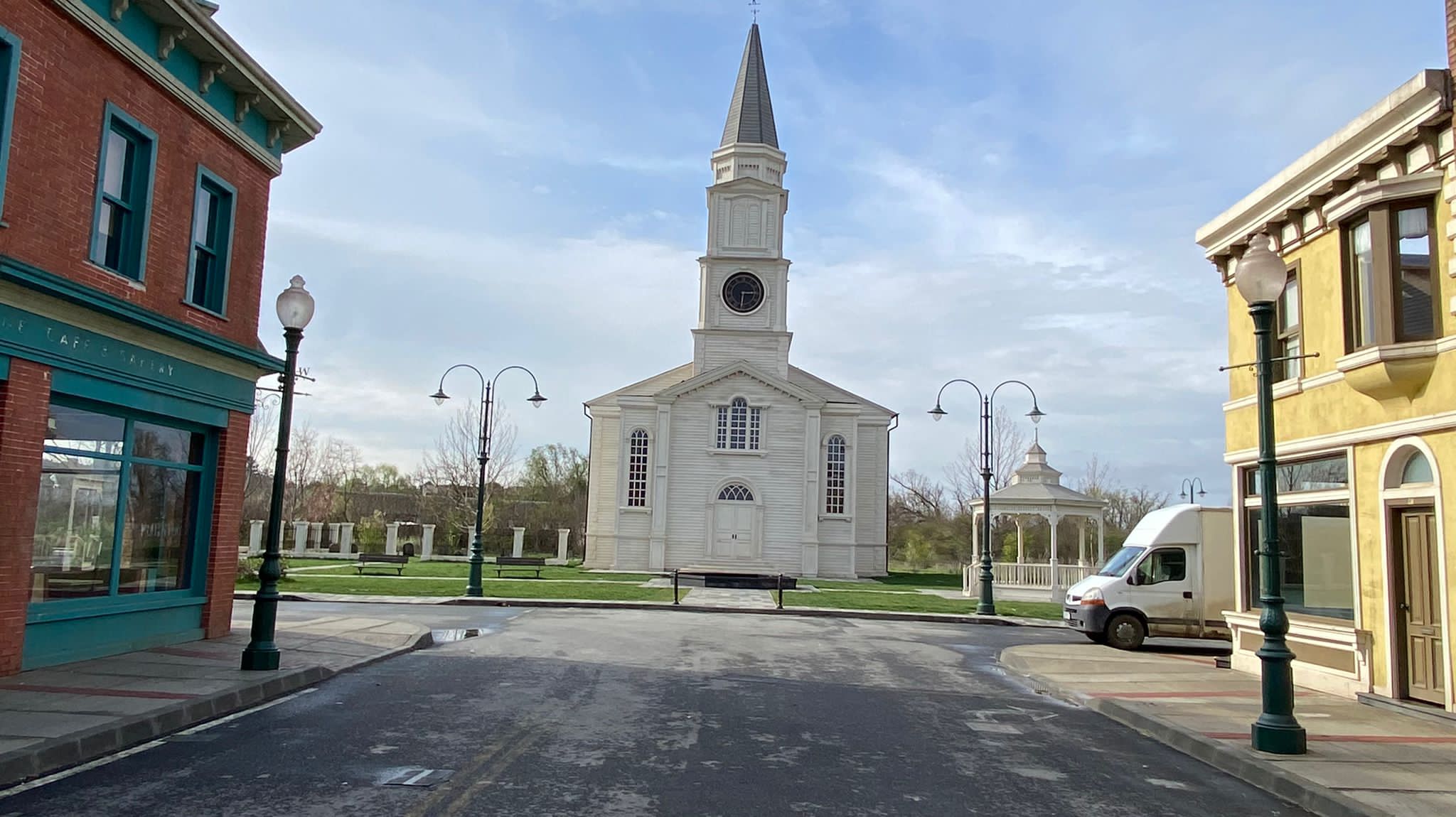 Te decimos cómo visitar el set donde se filmó 'Wednesday' y en cuánto ...