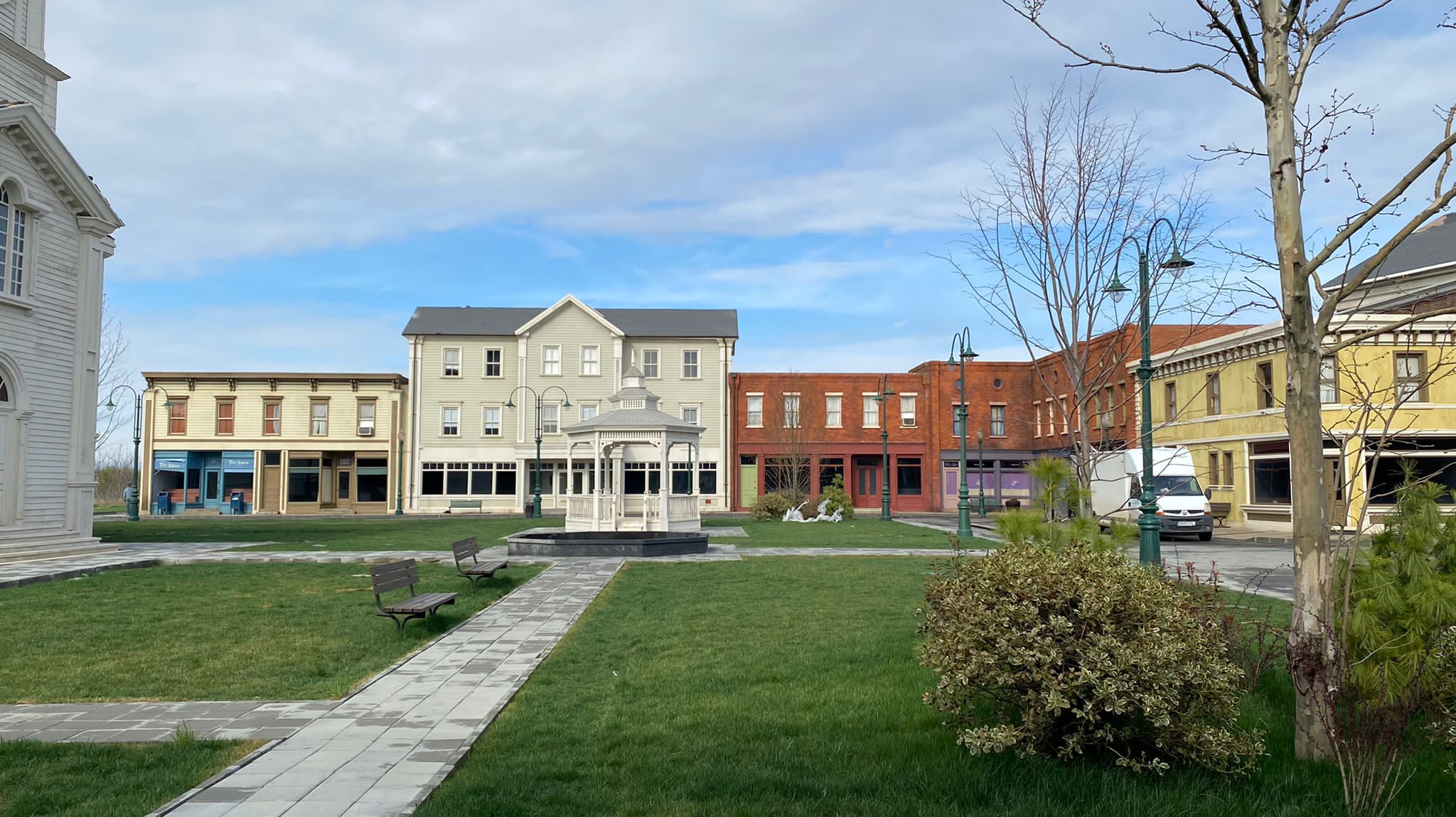 Te decimos cómo visitar el set donde se filmó 'Wednesday' y en cuánto ...