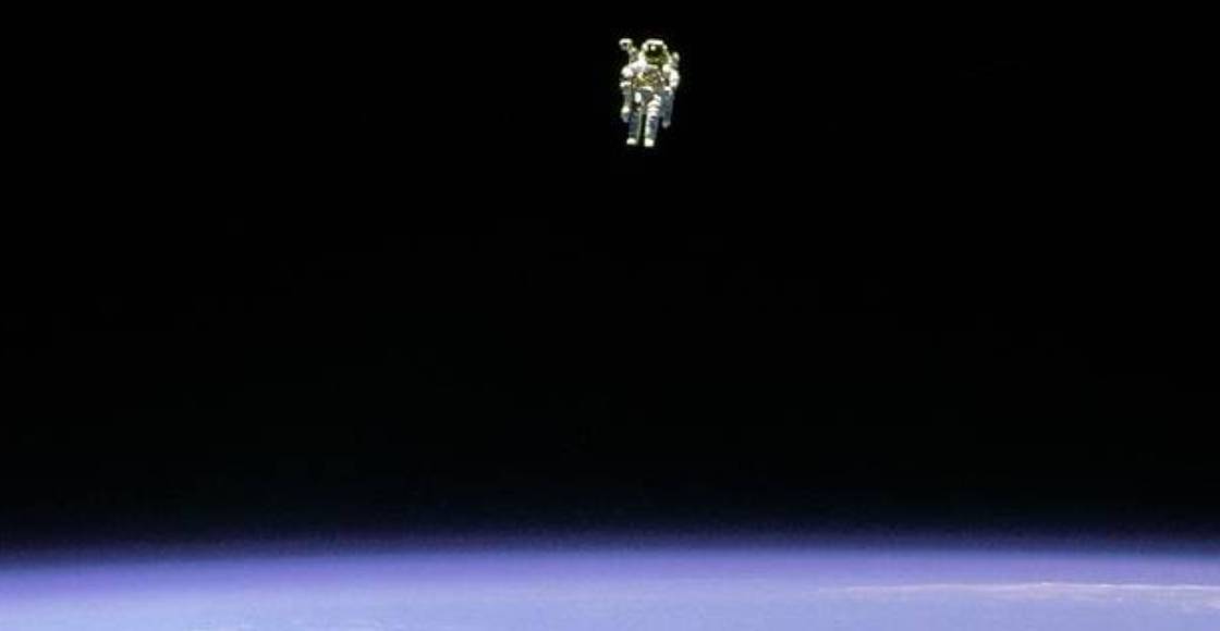 La historia detrás de la impresionante foto de un astronauta flotando ...